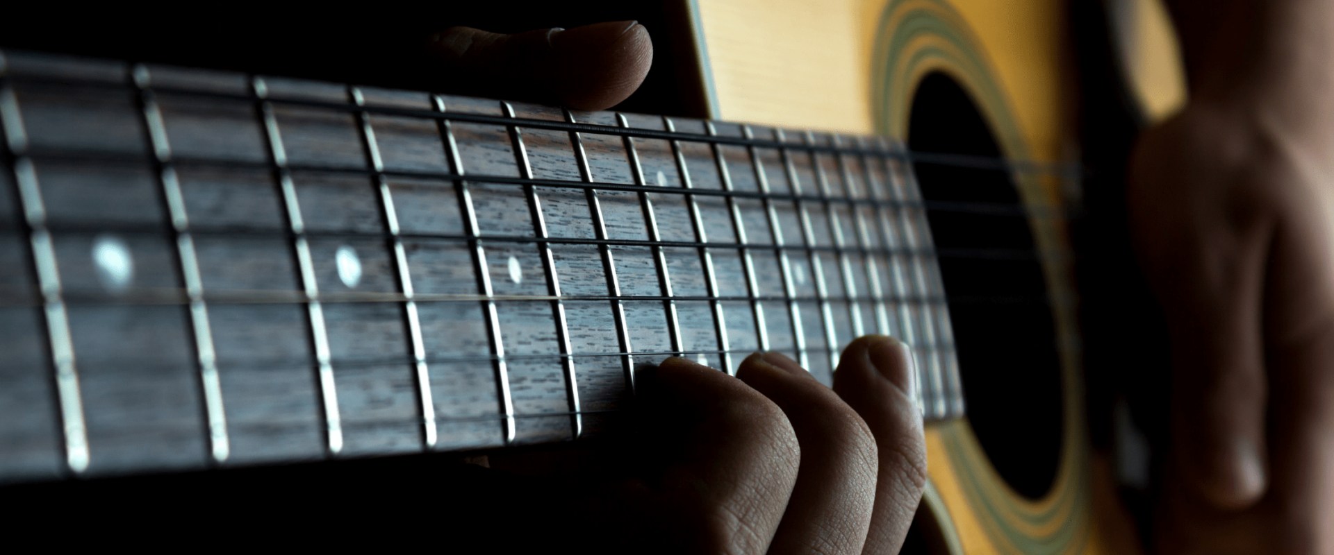 Modern Electric Guitars vs Acoustic Guitars: What Sets Them Apart?